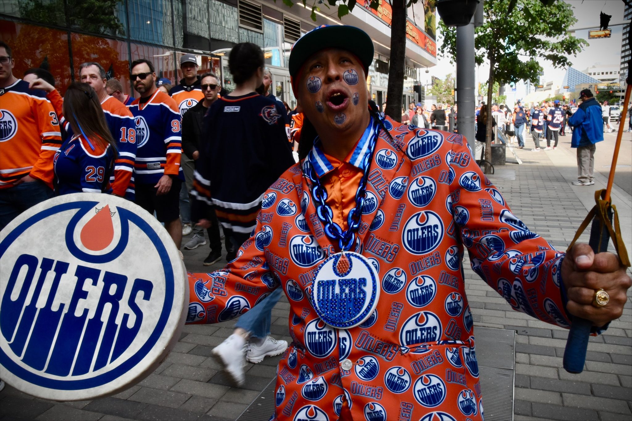 Cree superfan celebrates an Oilers comeback - APTN News
