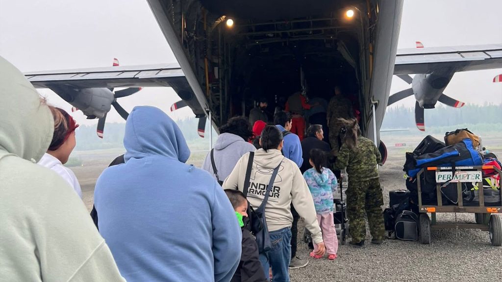 Sandy Lake First Nation evacuates because of wildfires